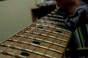 Signs of Dead Guitar Strings (Complete Guide with Fix) - Guitar Genix